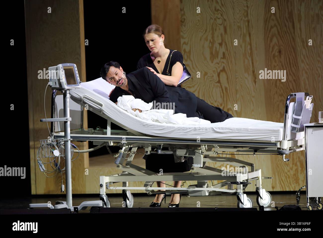 Bruno de Sa als Don Elviro und Varvara Shmykova als Donna Barbara, v.l ...