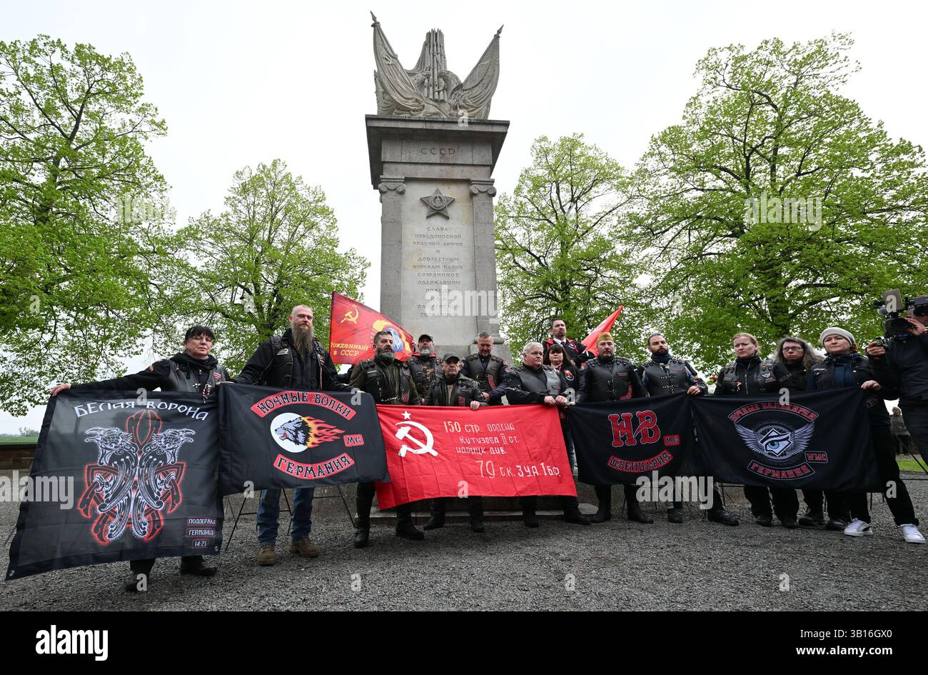 Torgau, Germany. 25th Apr, 2025. Members of the Russian motorcycle and ...