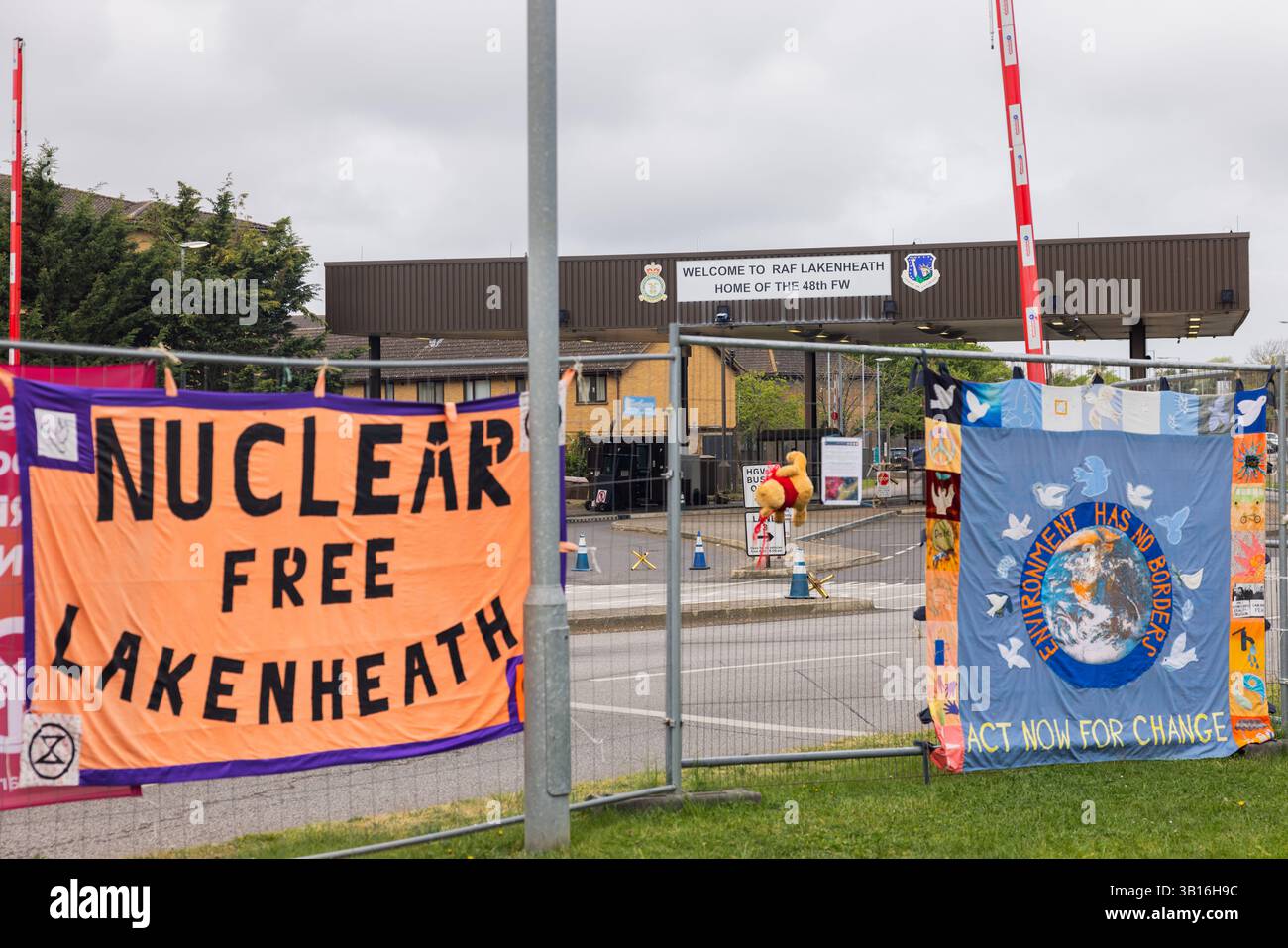 Lakenheath, UK. 25 APR, 2025. Various signs and banners in front of the ...