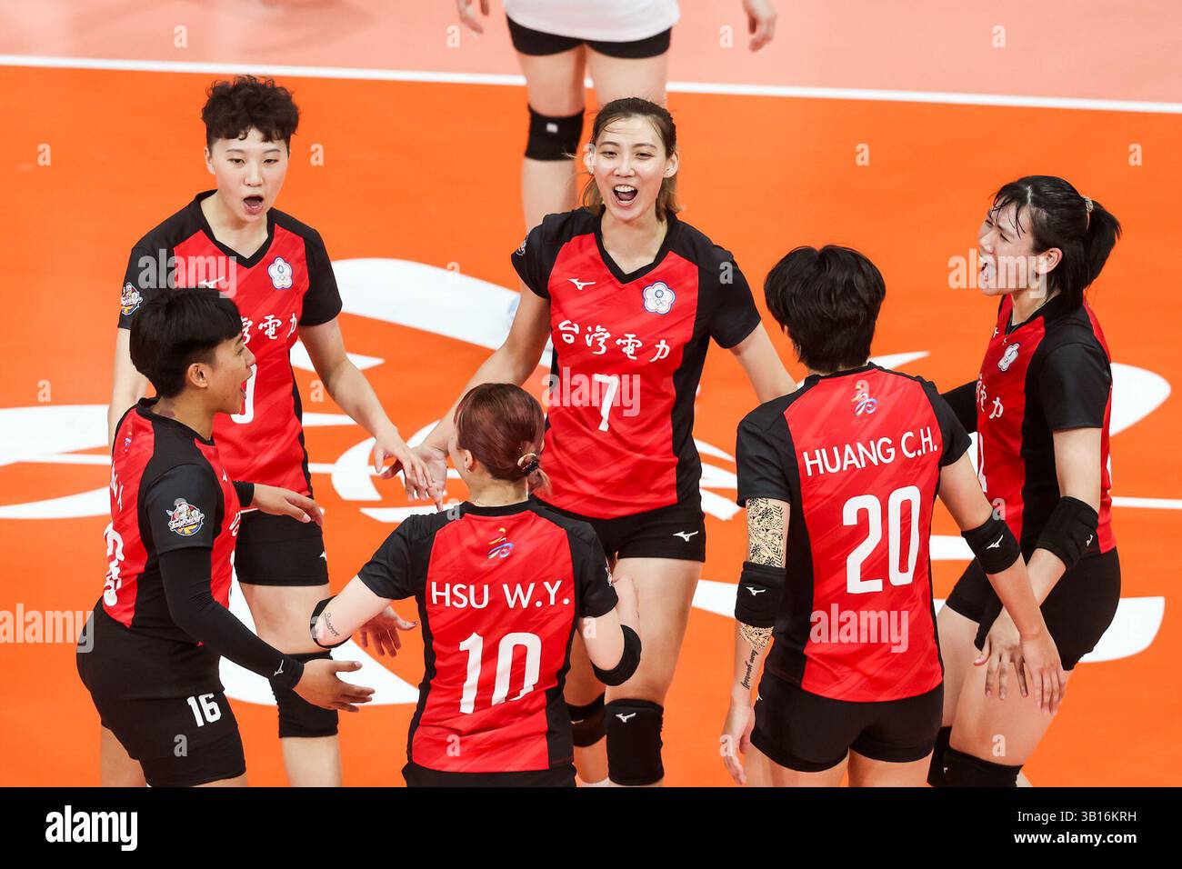 (250425) -- PASIG CITY, April 25, 2025 (Xinhua) -- Players from Chinese Taipei's Taipower ...