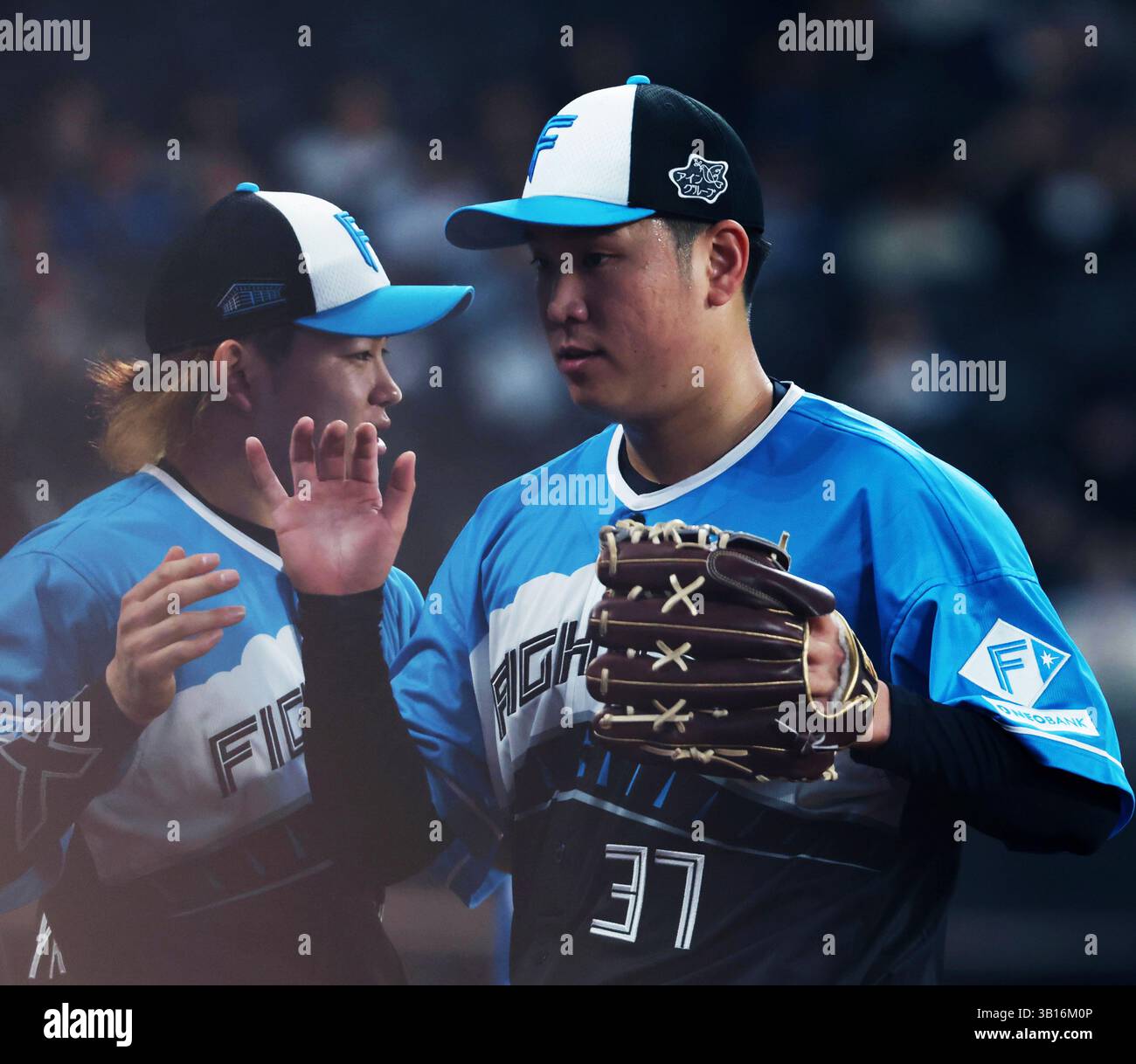 GU LIN RUEI-YANG of Hokkaido Nippon-Ham Fighters returns to the bench ...