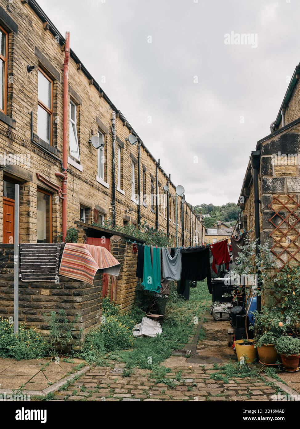 The cobbled streets and narrow alleyways and gardens of Hebden Bridge ...