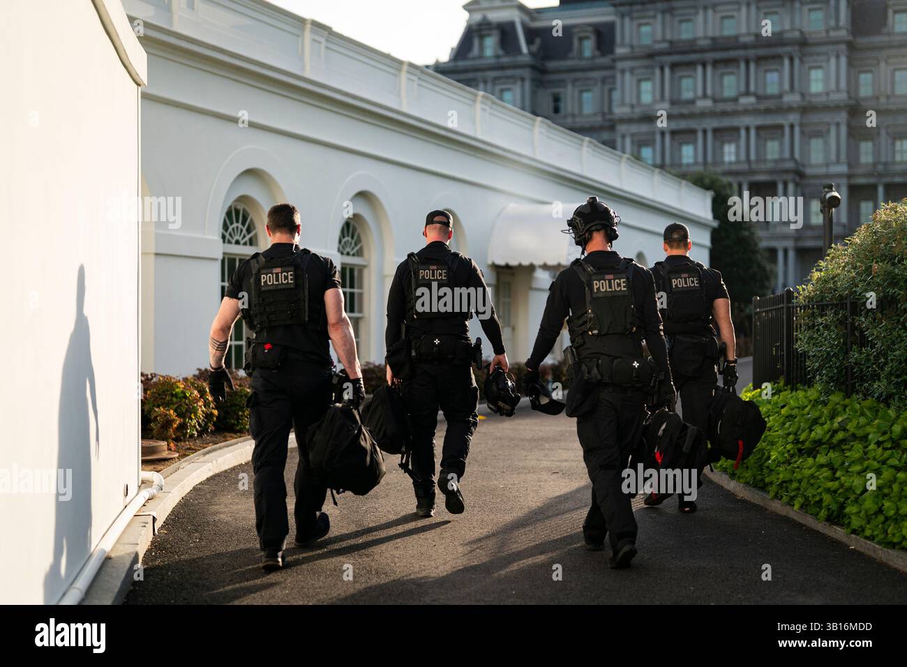 Members of the US Secret Service Counter Assault Team (CAT) following ...