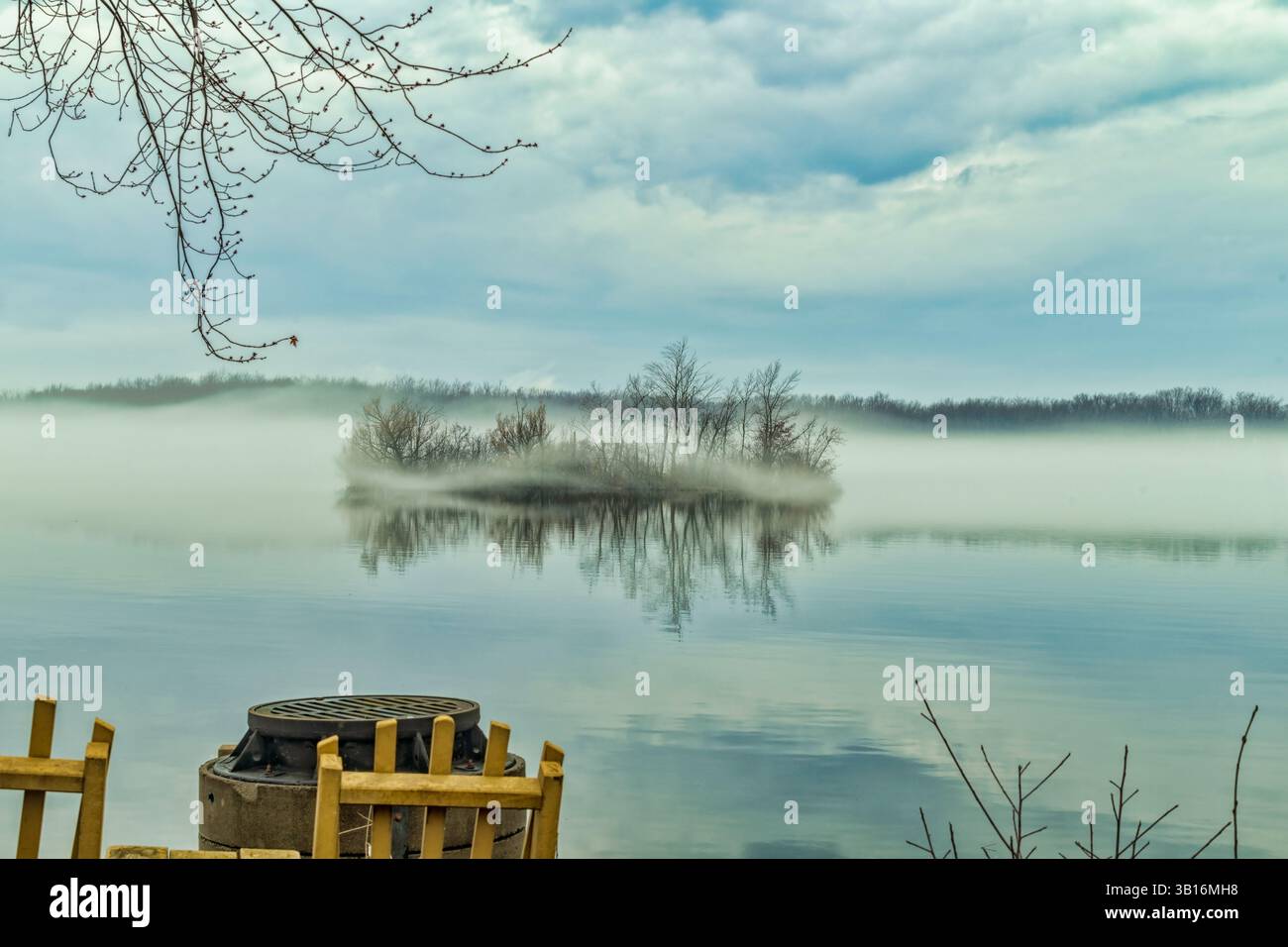 Mist on water camping site view hi-res stock photography and images - Alamy