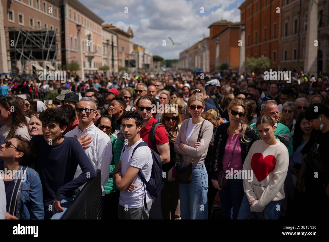 People wait in line to enter St. Peter's Basilica to view Pope Francis ...