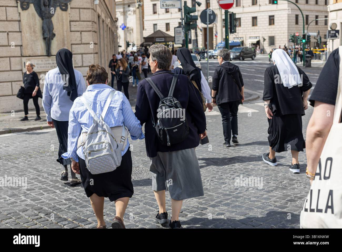 Rom, Italien - April, 22, 2025: Nuns walking down a Roman street near ...