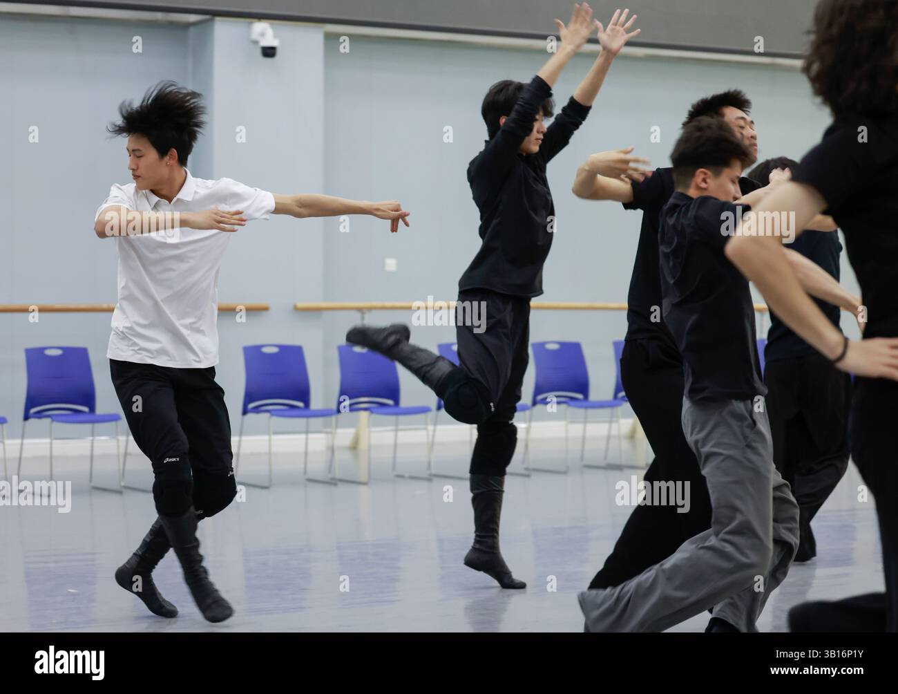 (250424) -- URUMQI, April 24, 2025 (Xinhua) -- Luo Hao (L) practices ...
