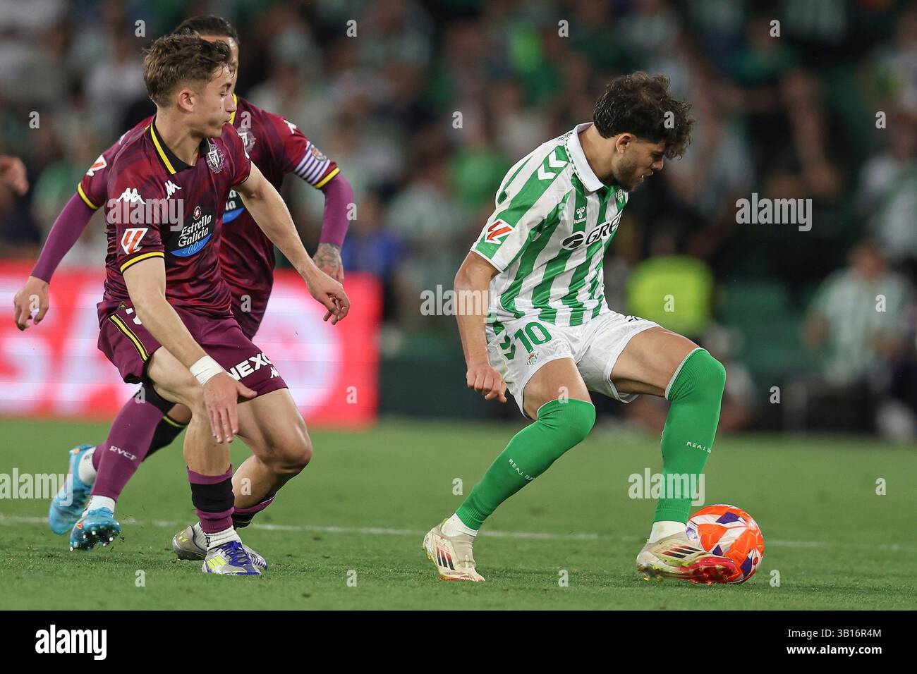 Abde Ezzalzouli of Real Betis and Chuki of Real Valladolid during the ...