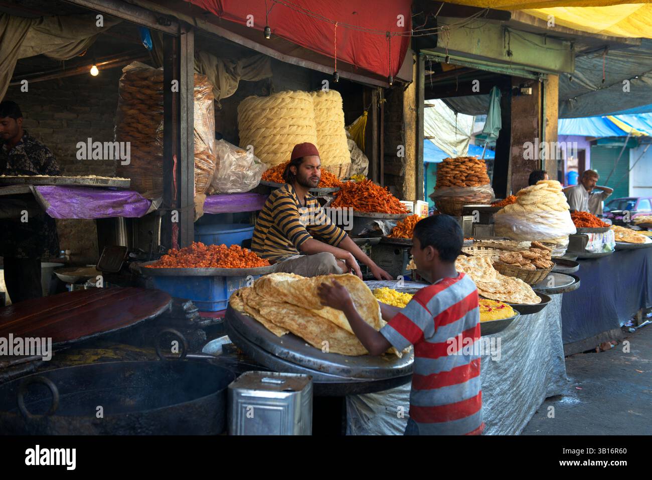 Food stall in main hi-res stock photography and images - Alamy