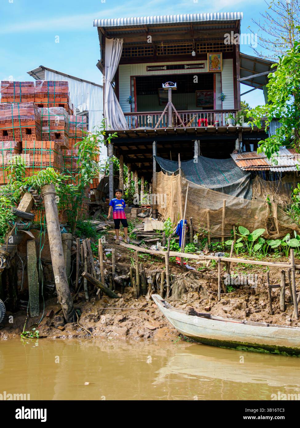 Home built above flood hi-res stock photography and images - Alamy