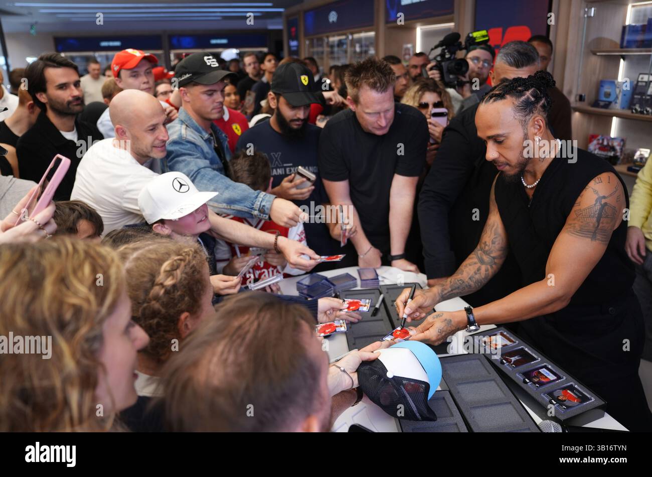 Lewis hamilton officially opens the brand new flagship fanatics ...