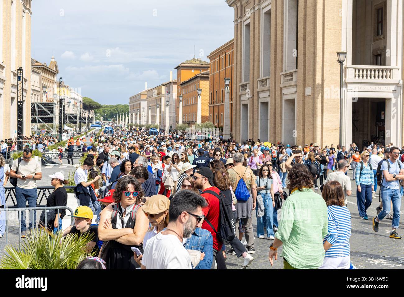 Huge crowd line up hi-res stock photography and images - Alamy