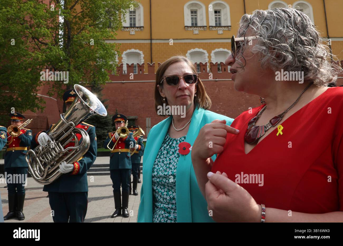U.S. Ambassador to Russia Lynne Tracy, center, and Simona Halperin ...