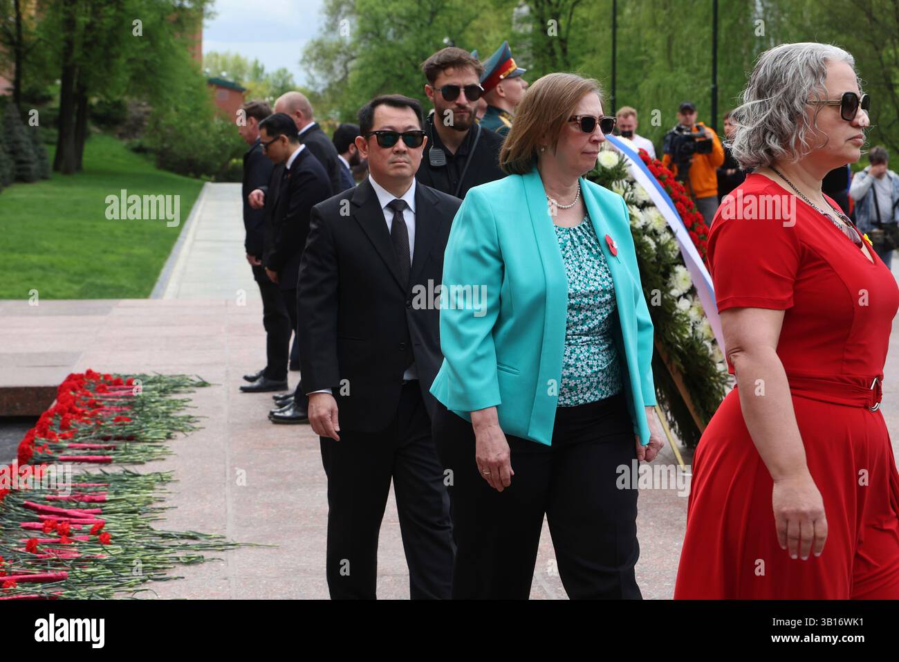 U.S. Ambassador to Russia Lynne Tracy, second right, and Simona ...