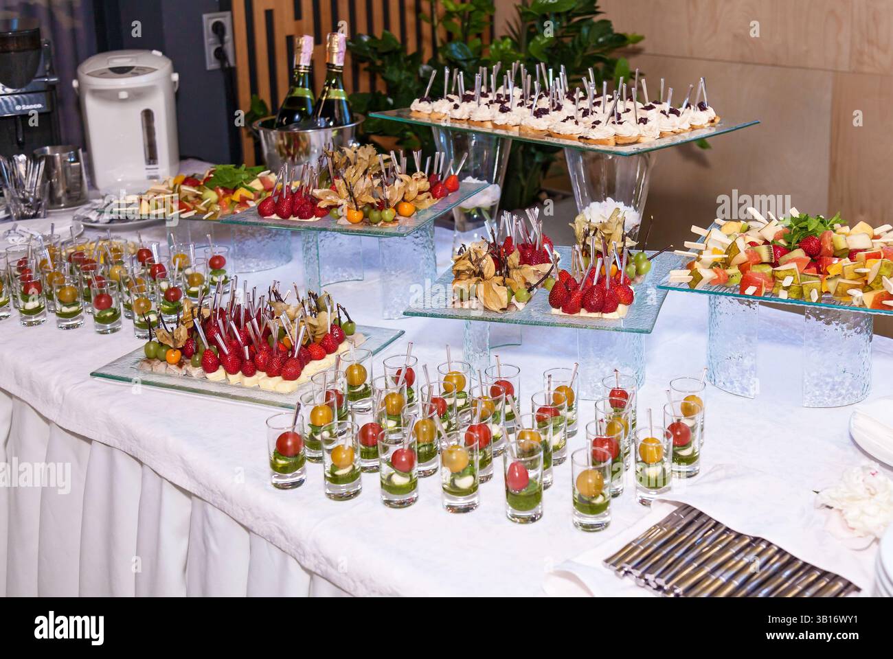 Receptiontable hi-res stock photography and images - Alamy