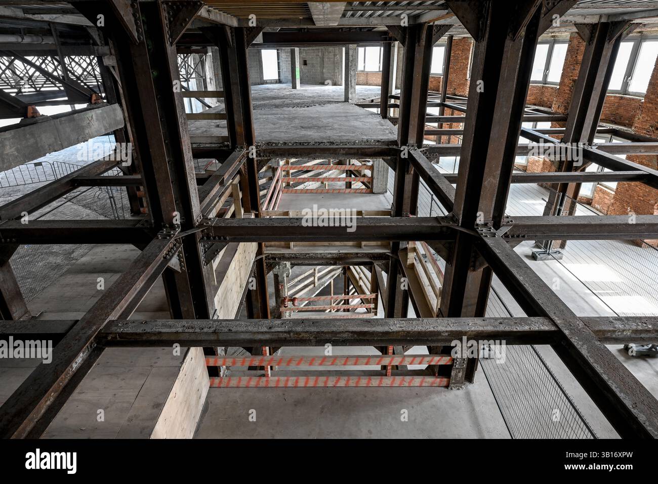 Antwerp, Belgium. 25th Apr, 2025. The Boerentoren tower pictured during ...