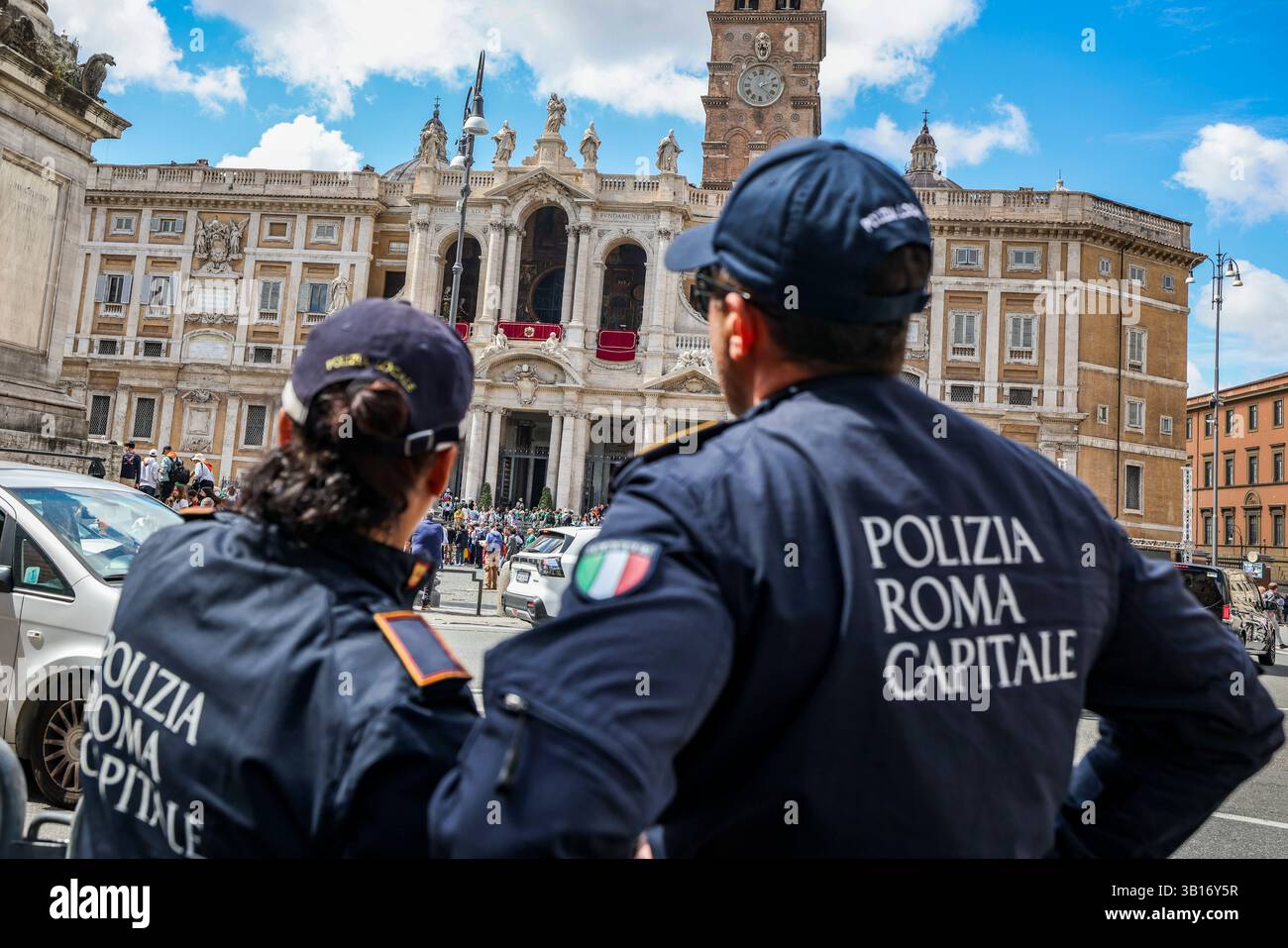 Rom, Italy. 25th Apr, 2025. Police officers stand near the Basilica of ...