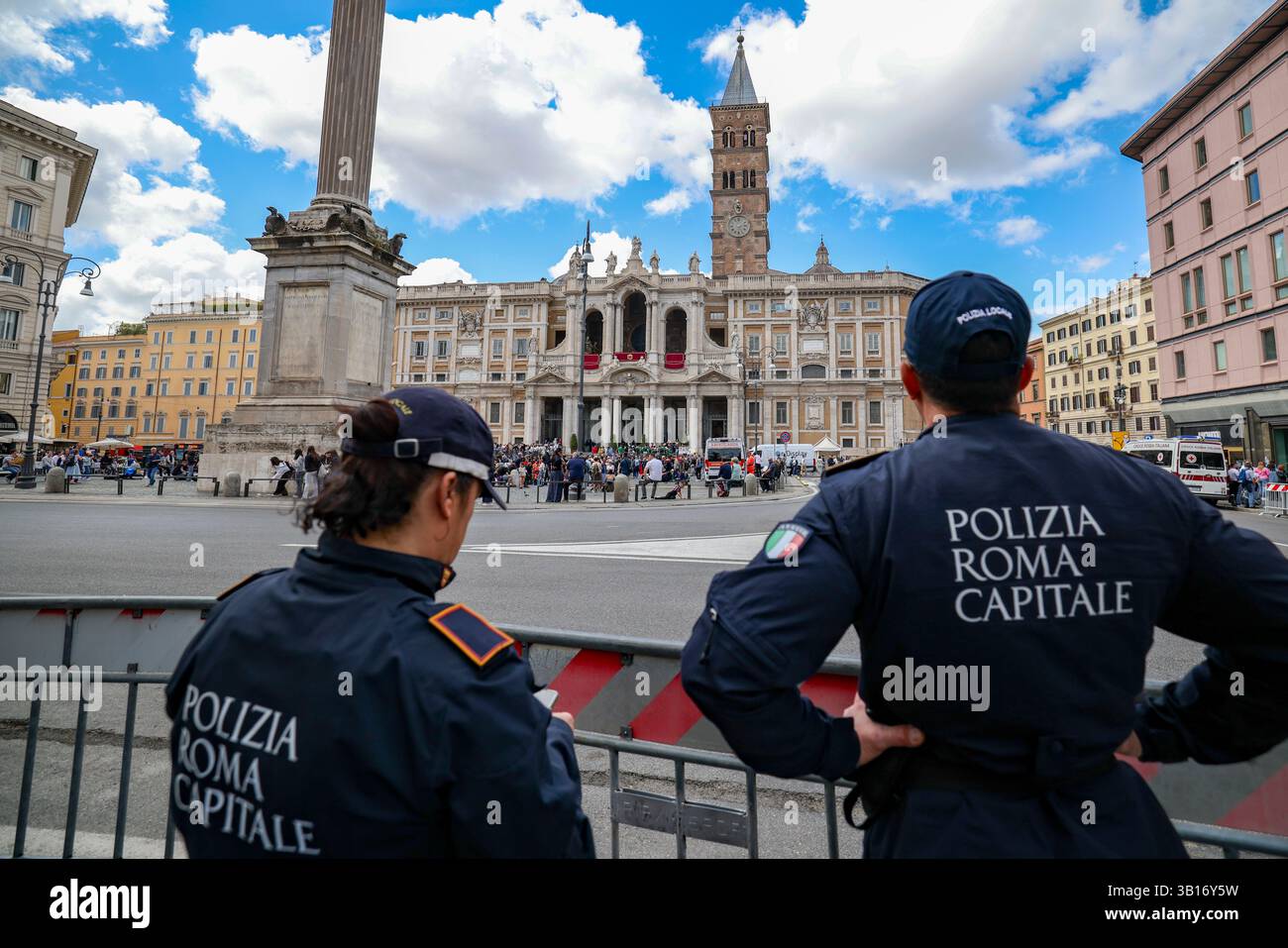 Rom, Italy. 25th Apr, 2025. Police officers stand near the Basilica of ...