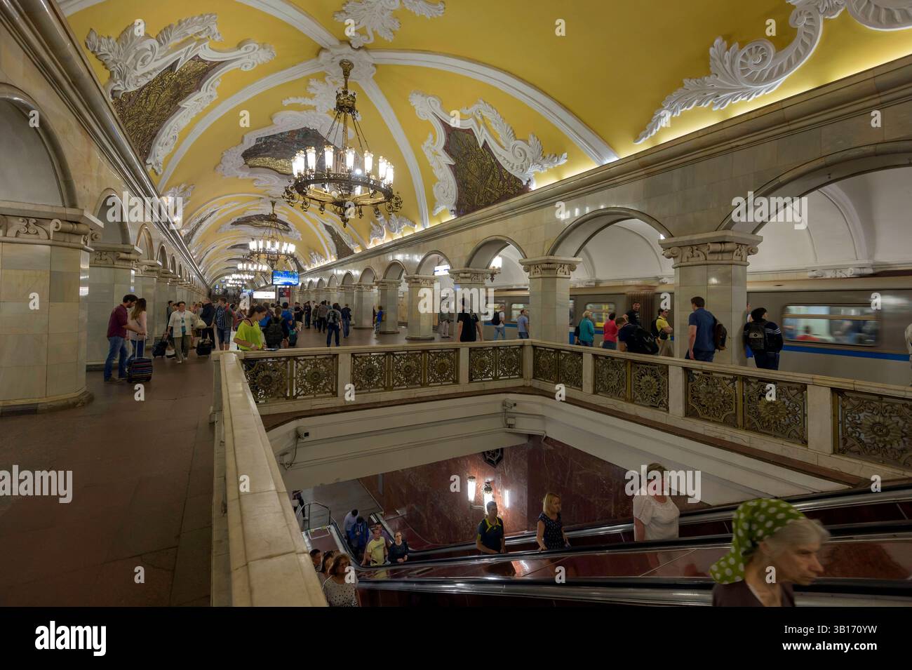 Komsomolskaya Metro Station, a classic old school Moscow station ...