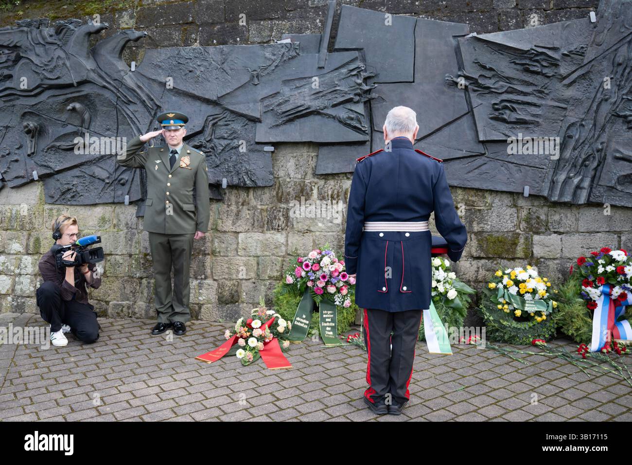 25 April 2025, Saxony, Strehla: A participant in a commemorative event ...