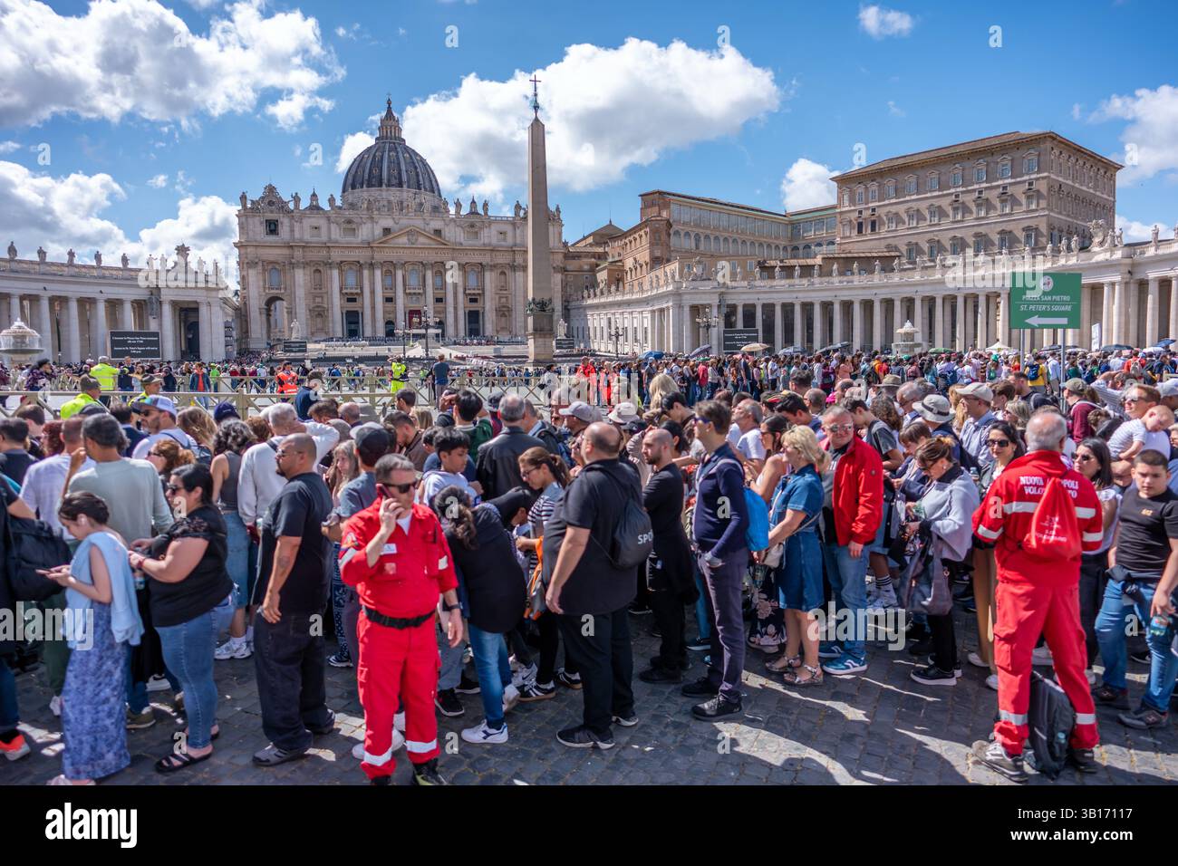 Vatikanstadt, Vatican. 25th Apr, 2025. The faithful and visitors line up at St. Peter's Basilica ...