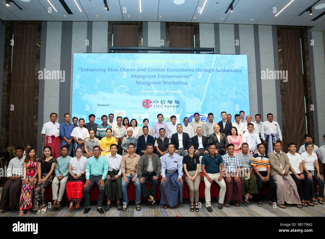 (250425) -- YANGON, April 25, 2025 (Xinhua) -- Participants pose for a group photo during a ...