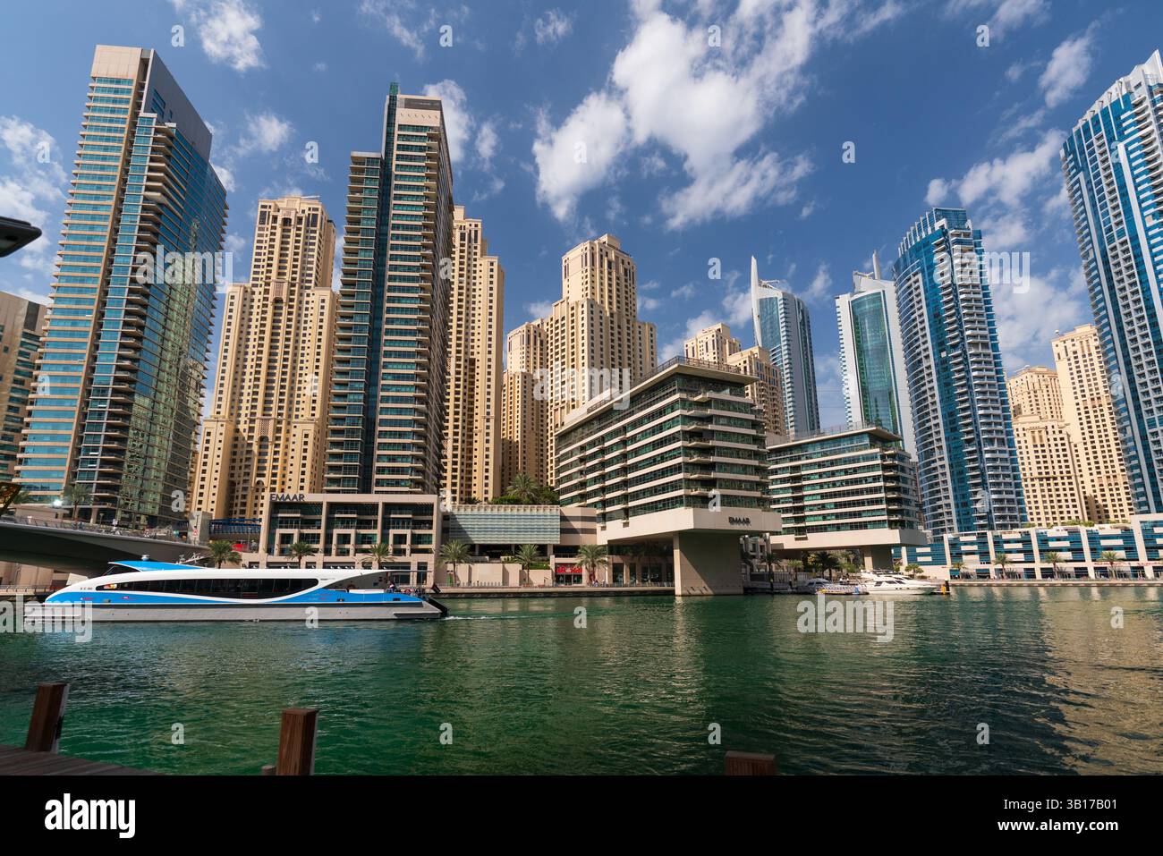 Dubai marina bay residential neighborhood hi-res stock photography and images - Alamy
