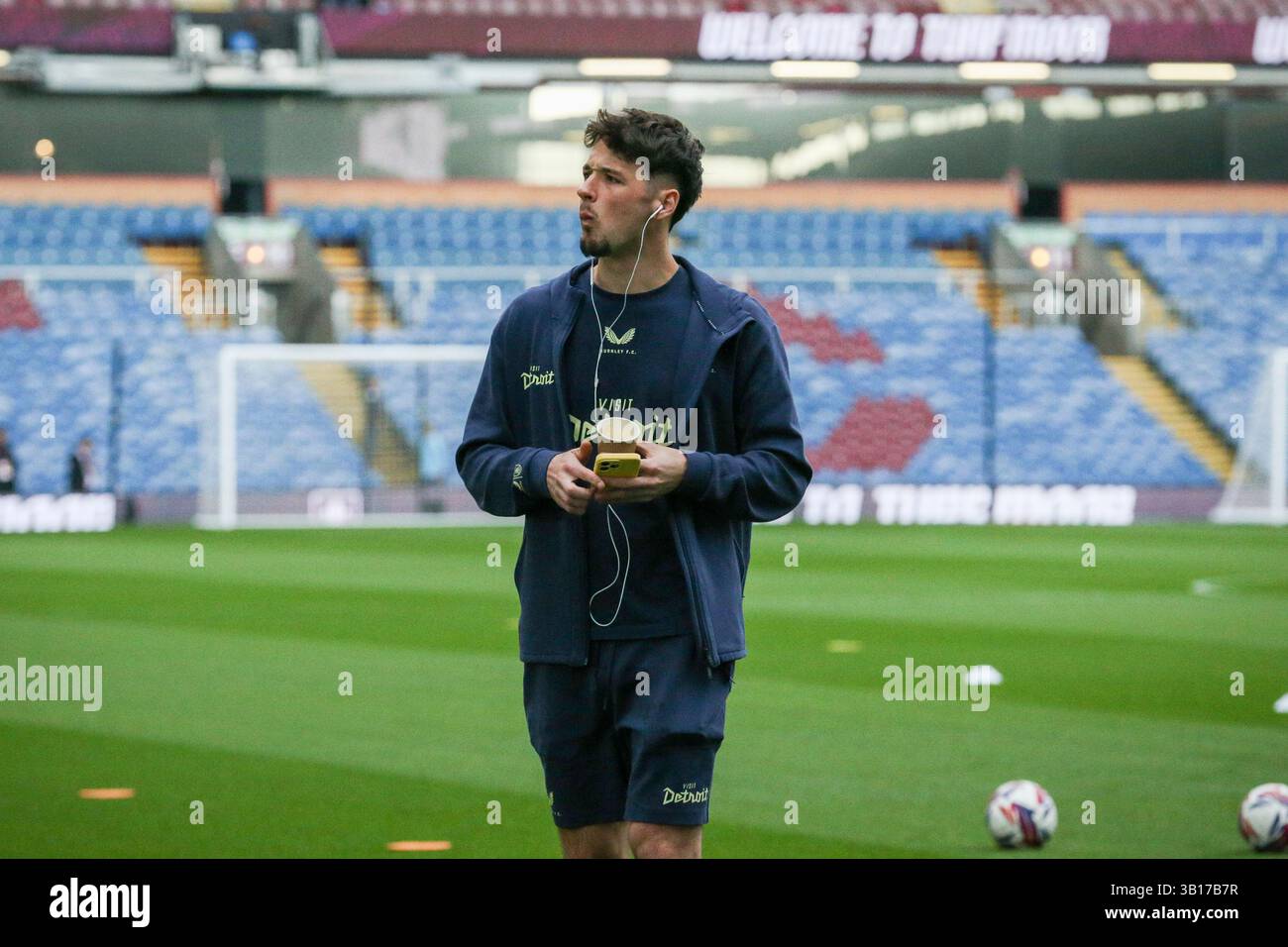 Burnley, UK. 21st Apr, 2025. Burnley goalkeeper James Trafford (1 ...
