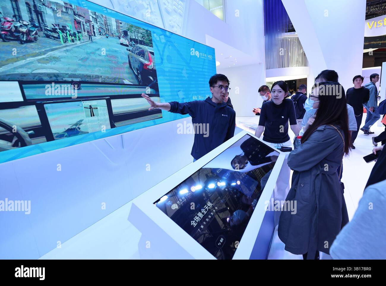 (250425) -- SHANGHAI, April 25, 2025 (Xinhua) -- A staff member (1st L ...