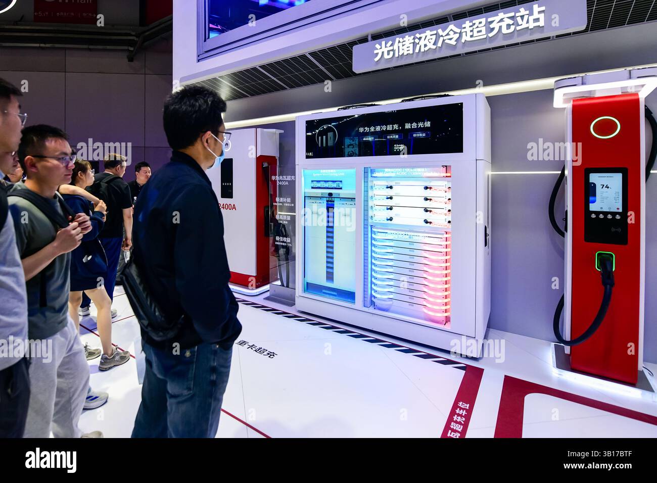 (250425) -- SHANGHAI, April 25, 2025 (Xinhua) -- People view liquid-cooled supercharger of ...