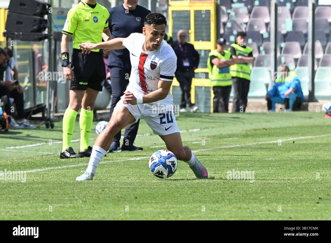 Salerno, Italy. 25th Apr, 2025. Andrea Rizzo Pinna of Cosenza Calcio in action during the Serie ...