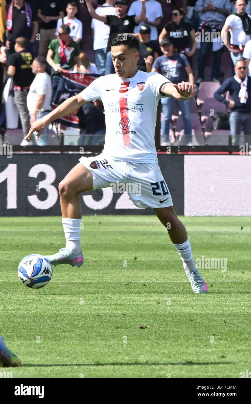 Salerno, Italy. 25th Apr, 2025. Andrea Rizzo Pinna of Cosenza Calcio in action during the Serie ...