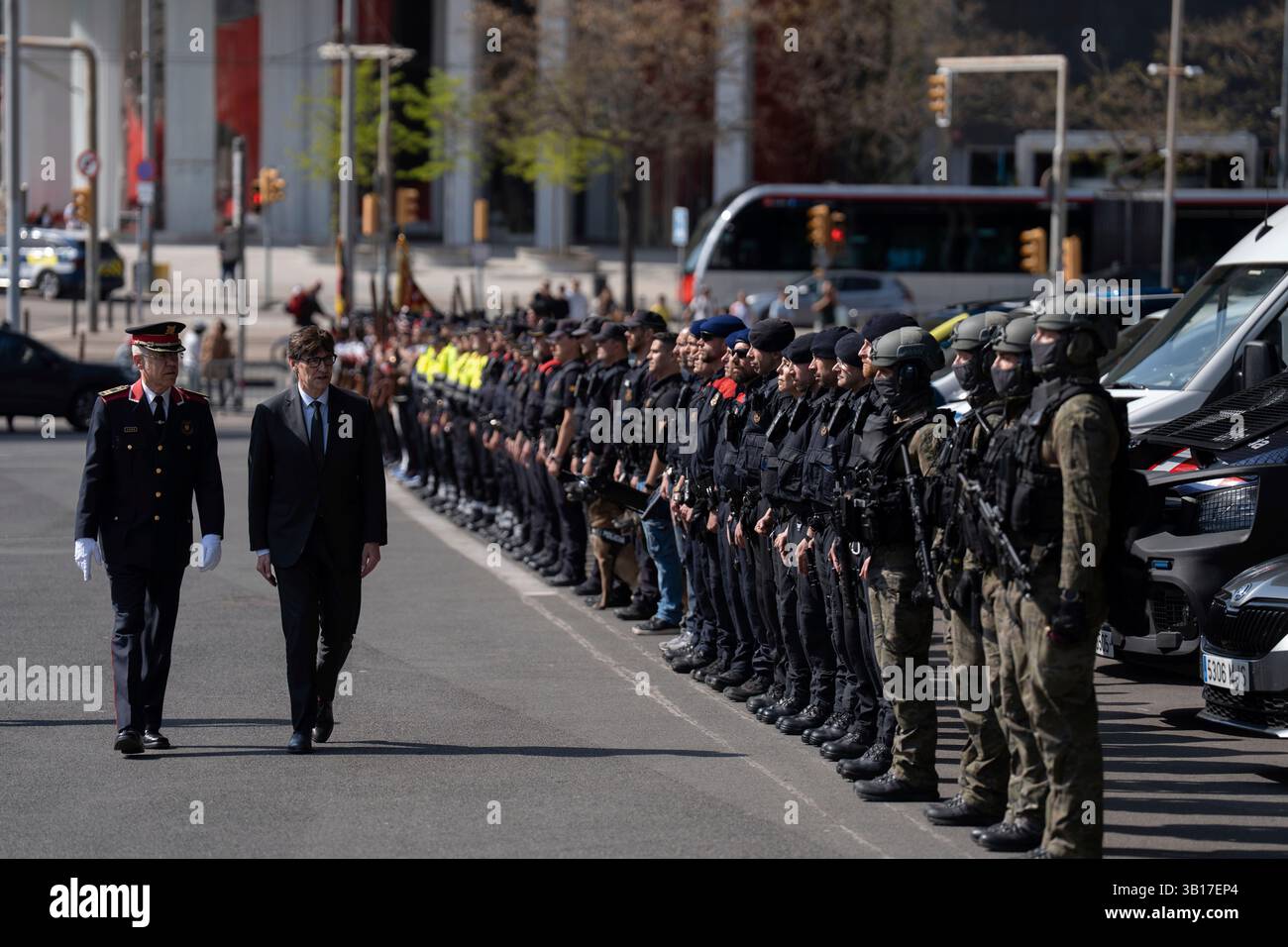 The President of the Generalitat de Catalunya, Salvador Illa (2l ...