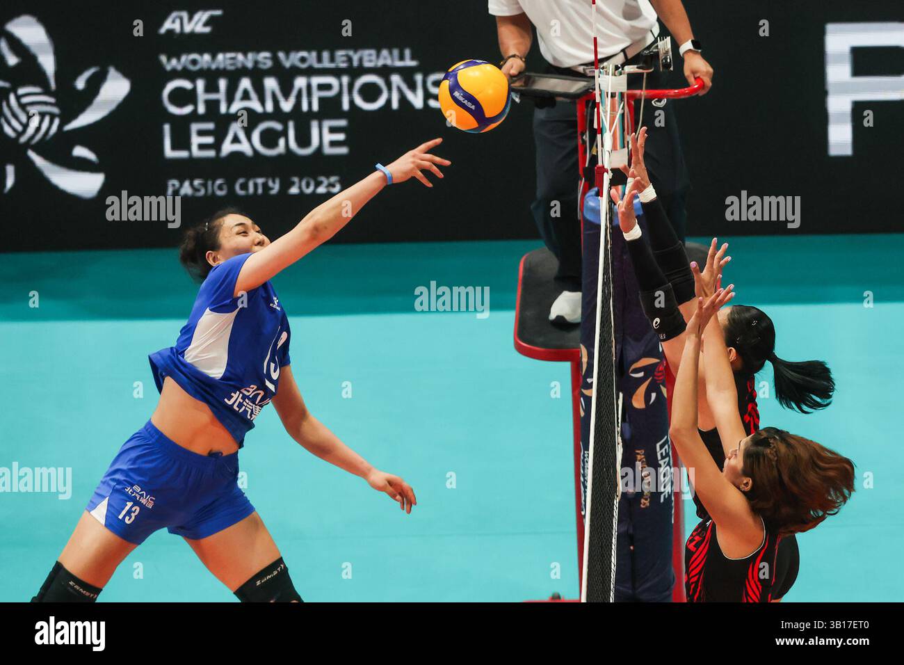 Pasig City, Philippines. 25th Apr, 2025. Jin Ye (L) of China's BAIC ...