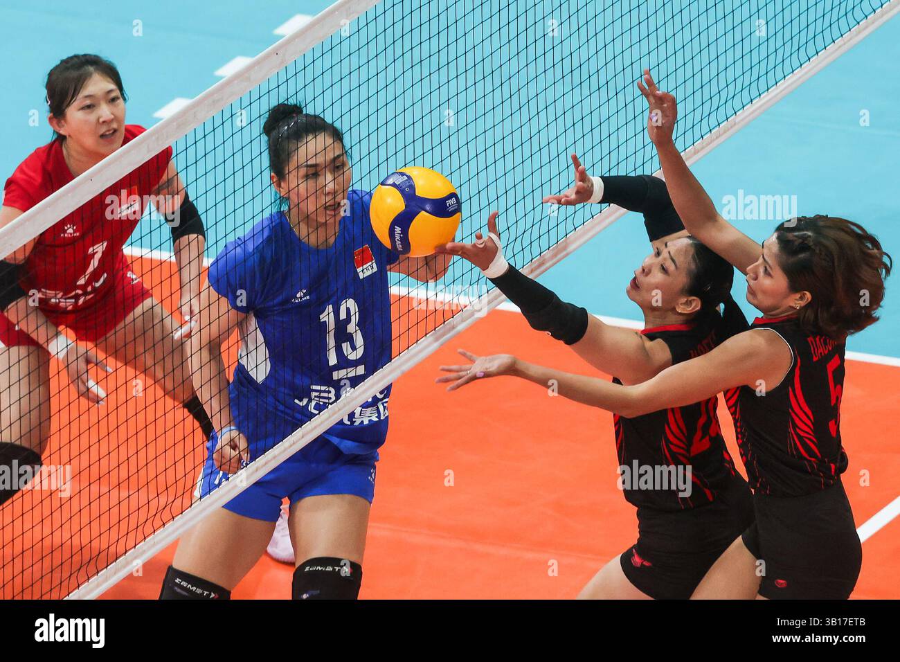 Pasig City, Philippines. 25th Apr, 2025. Jin Ye (back R) and Liu Tian ...