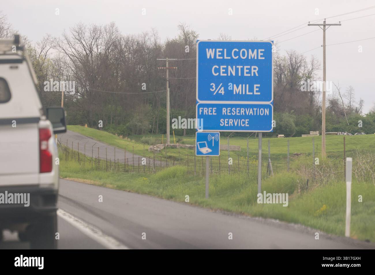 Weclome center road sign hi-res stock photography and images - Alamy