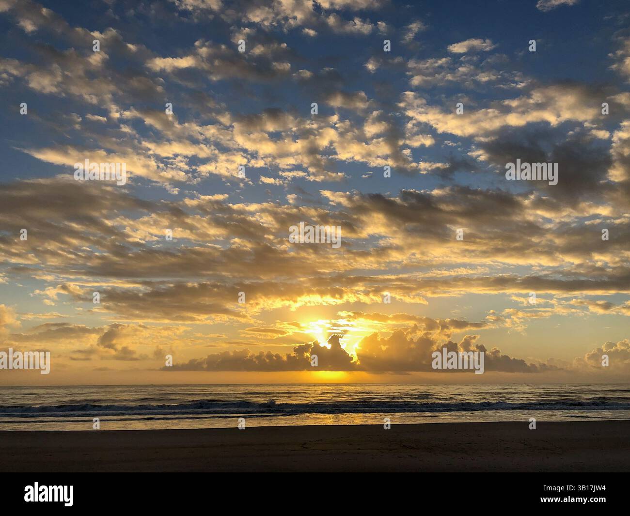 Clouds sun over island smartphone stock photos and images - Alamy