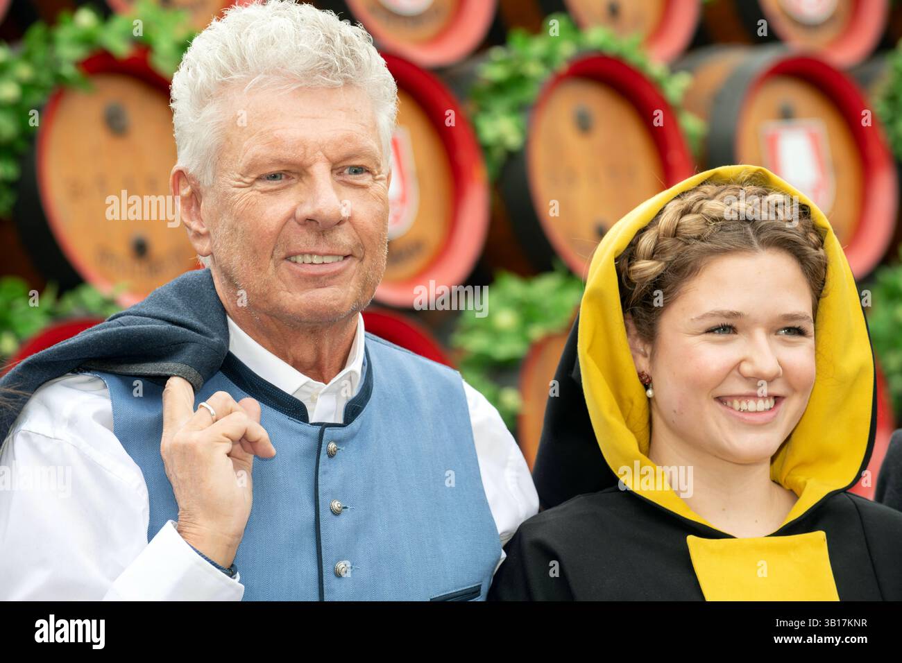 OB Dieter Reiter mit dem Münchner Kindl Franziska Inselkammer ...