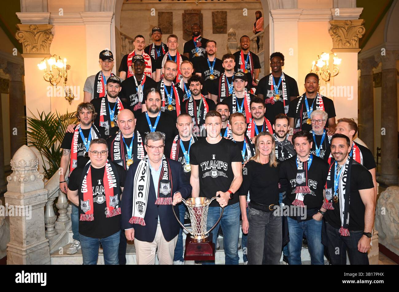 The mayor of Bilbao, Juan Mari Aburto, receives the players of Surne ...