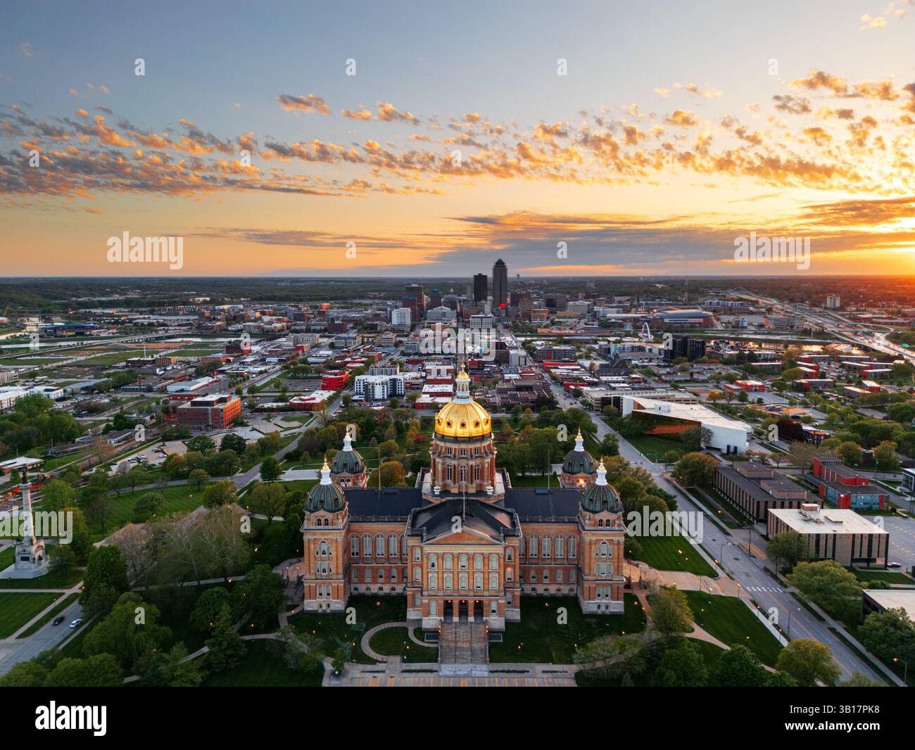Des moines night aerial view hi-res stock photography and images - Alamy