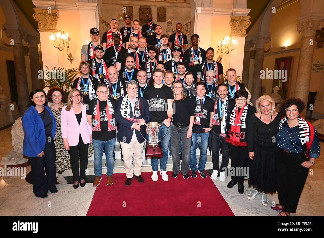 The mayor of Bilbao, Juan Mari Aburto, receives the players of Surne ...