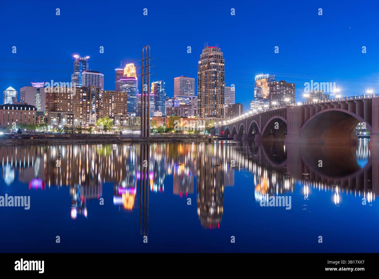 Minneapolis, Minnesota, USA downtown city skyline on the Mississippi at ...