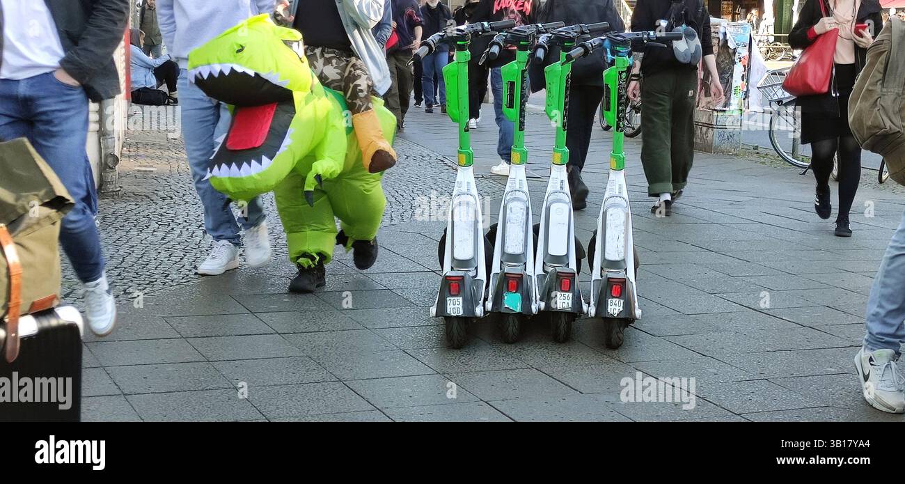 25.04.2025, Berlin - Deutschland. Mitten auf dem Bürgersteig ...