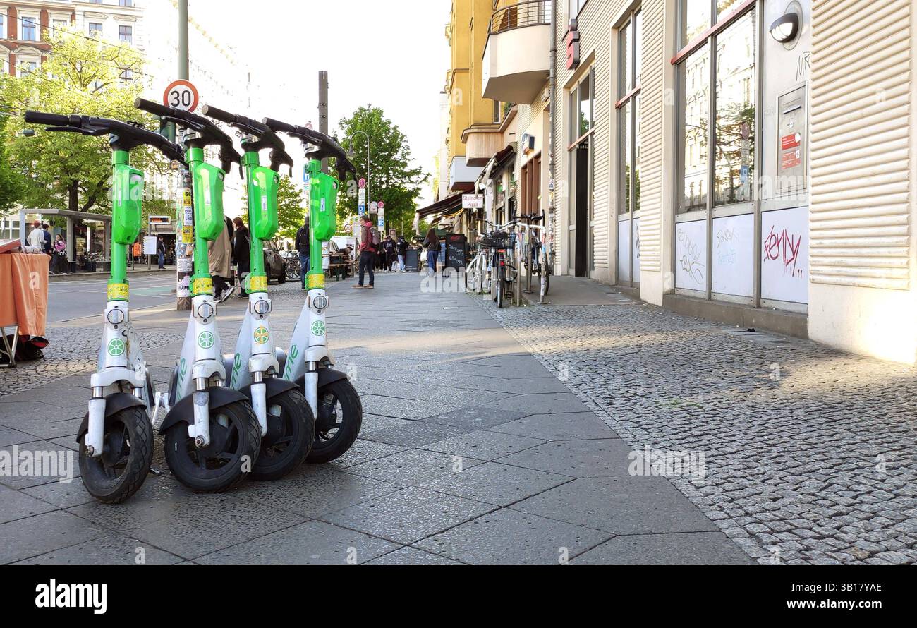 25.04.2025, Berlin - Deutschland. Mitten auf dem Bürgersteig ...