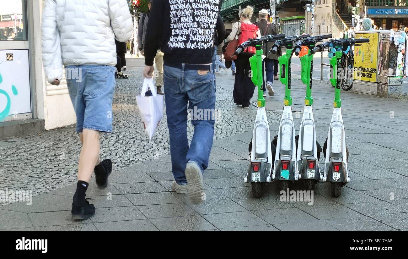 25.04.2025, Berlin - Deutschland. Mitten auf dem Bürgersteig ...
