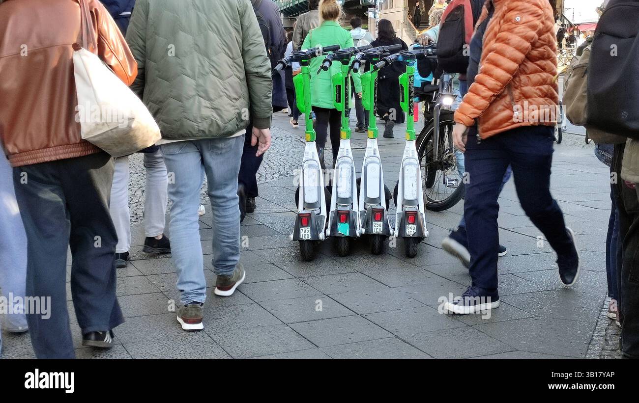25.04.2025, Berlin - Deutschland. Mitten auf dem Bürgersteig ...