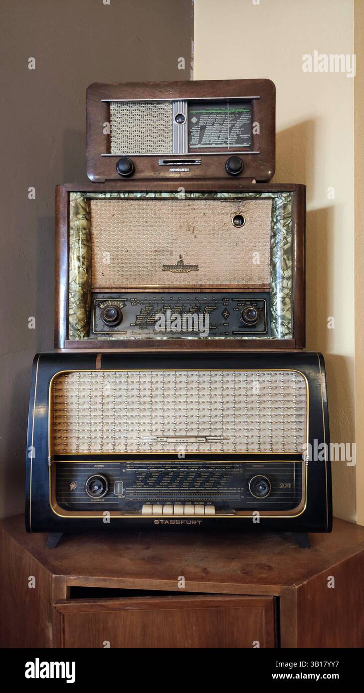 25.04.2025, Berlin - Deutschland. Alte DDR-Radios. *** 25 04 2025 ...