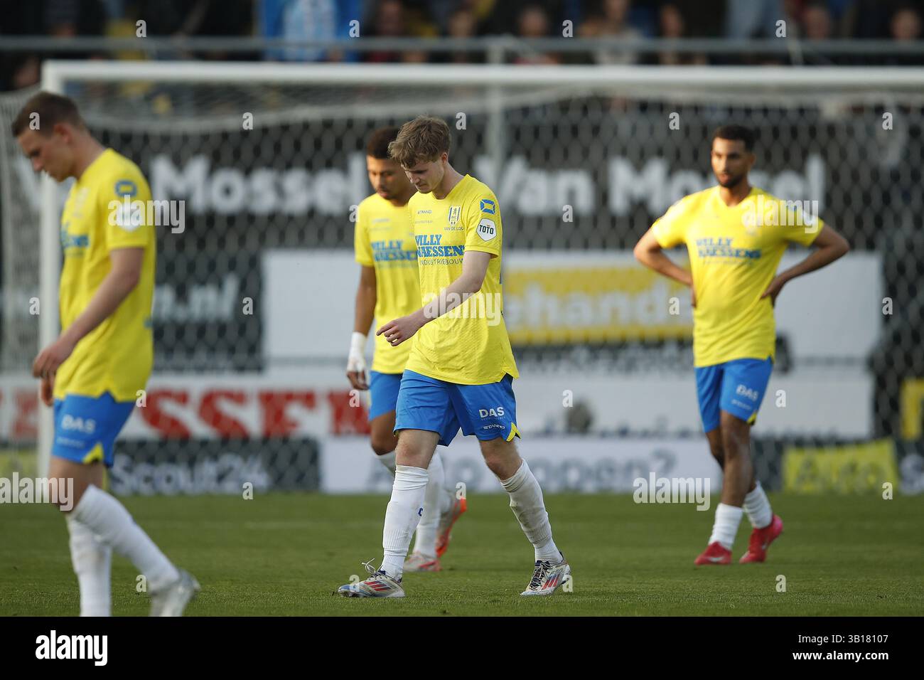 WAALWIJK - (l-r) Tim van de Loo of RKC Waalwijk, Yassin Oukili of RKC Waalwijk during the Dutch ...