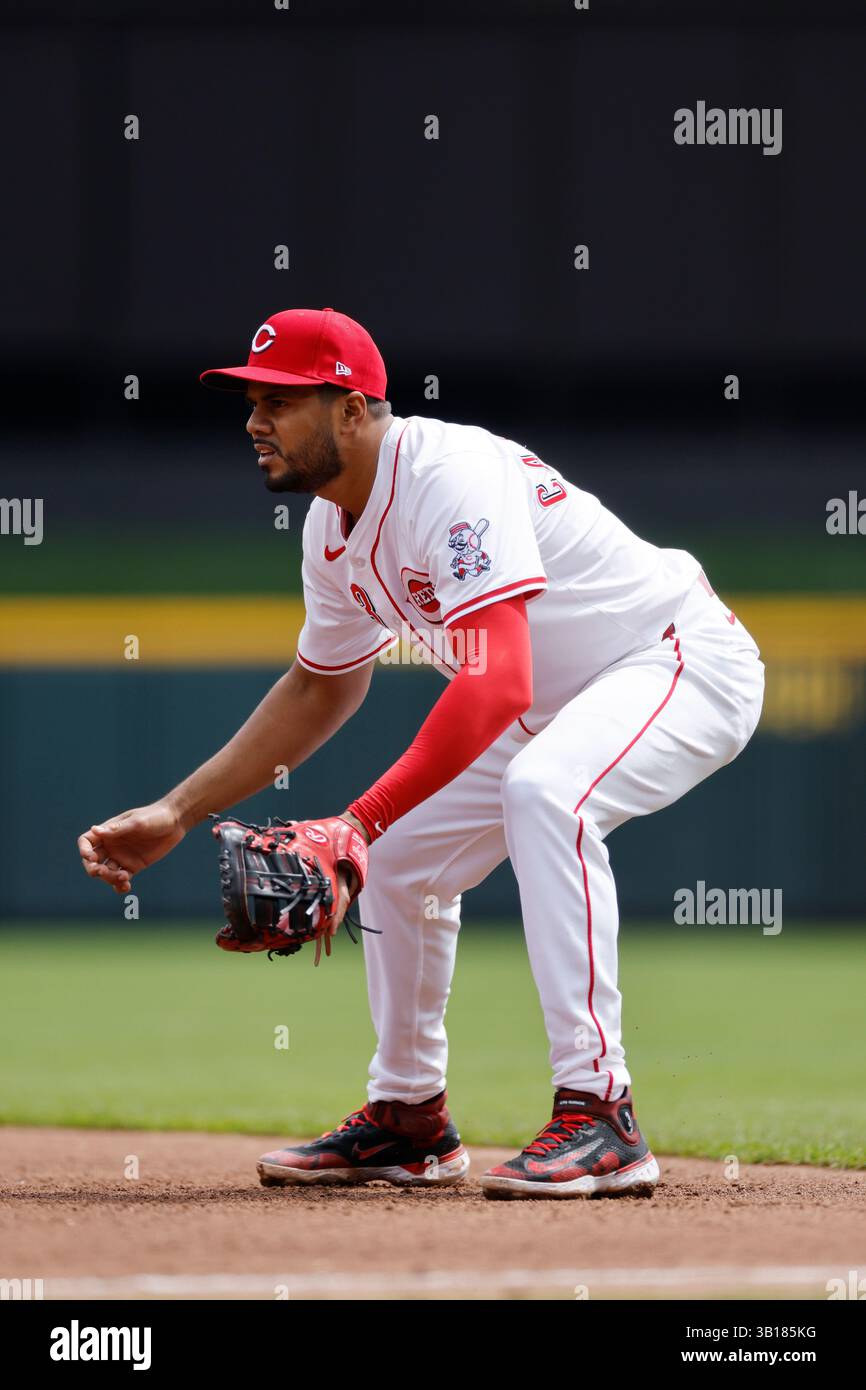 CINCINNATI, OH - APRIL 17: Cincinnati Reds first baseman Jeimer ...