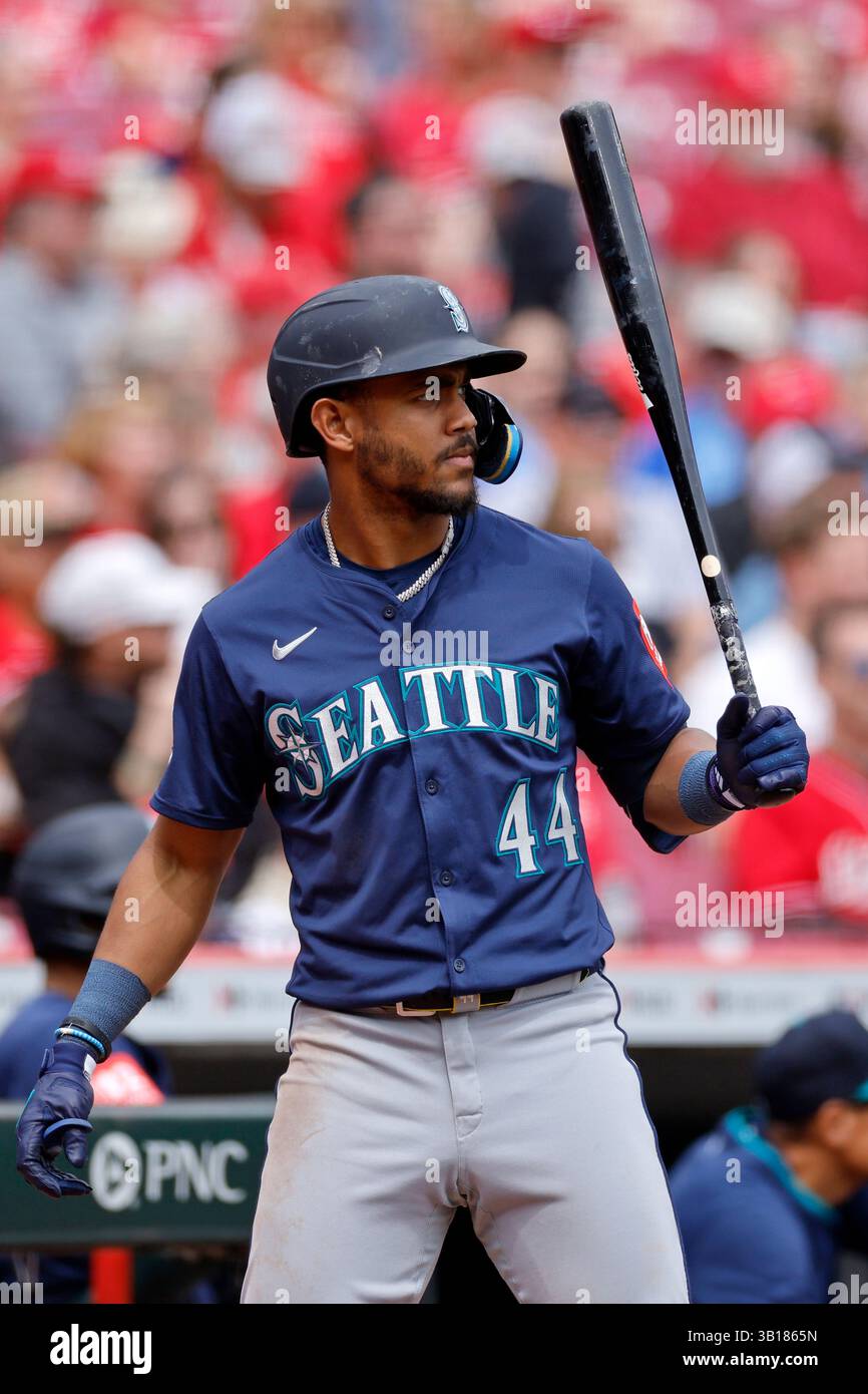 CINCINNATI, OH - APRIL 17: Seattle Mariners outfielder Julio Rodríguez ...